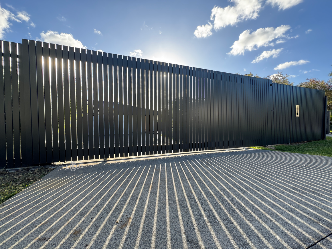 DIY Aluminium Vertical Picket Sliding Gate | Modern Driveway Sliding ...